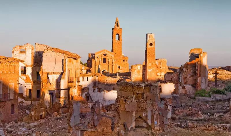 Belchite Još jedno selo duhova postalo je mjesto žestokih borbi između vojnika generala Franca i španjolske republikanske vojske. Nekoliko godina kasnije izgrađeno je novo naselje - tik uz ruševine Belchitea, koje je ostalo kao spomenik krvavom sukobu.