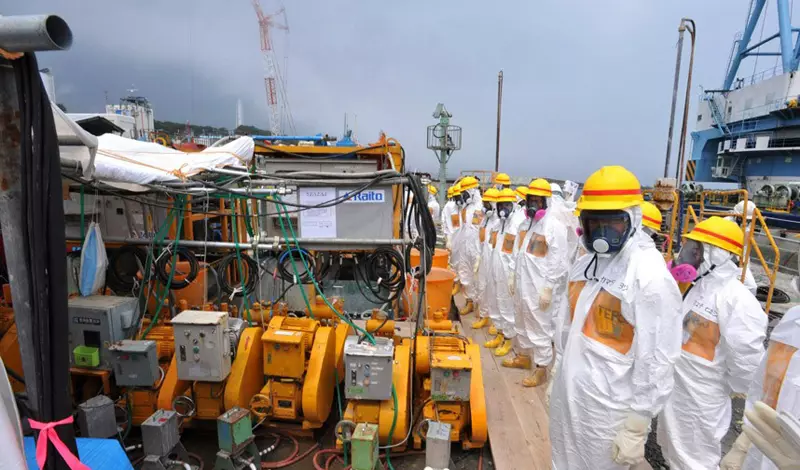 Fukushima Urhulumente waseJapan uceba ukuguqula indawo yengozi ukuba ibe sisikhumbuzo esitsha sabakhenkethi. Esona sisombululo sisiso ngokwembono yokuziphatha, nangona kunjalo, eya kuthi ibenakho ukutsala imali eyongezelelweyo yokucoca indawo ejikeleze ungcoliseko lwemitha.