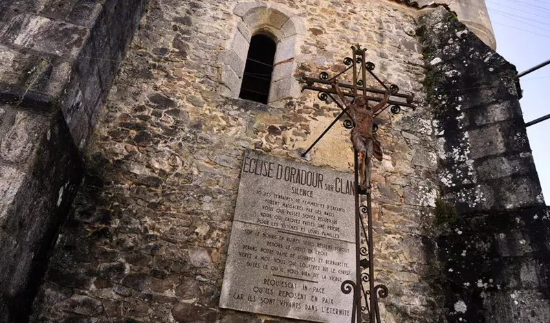 I-Oradour-sur-Glane NgoJuni 1944, ngemuva kokuhlasela kweNormandy, u-Oradour-sur-Glane wavinjelwa yibutho lamasosha aseJalimane: ngokusho kwamahemuhemu, esinye sezikhulu eziphakeme ze-SS saboshwa kulo muzi. Amakhulu ezakhamizi zedolobha abulawa, abasindile babaleka edolobheni futhi bangabe besabuya. UCharles de Gaulle umemezele ukuthi u-Oradour-sur-Glane akasoze akhelwa kabusha futhi uzohlala eyisikhumbuzo saphakade sezihlukumezi ezenzeka ngesikhathi seGerman.