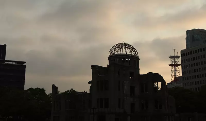 IHiroshima Hiroshima Memorial Park inikezelwe enkumbulweni yamashumi ezinkulungwane zabantu abashonile. Isikhungo esikhethekile sezivakashi, i-A-Bomb Dome, sakhiwe lapha, esisendaweni ngqo lapho kuqhuma khona ibhomu eliqhumile. Abantu abavela kuwo wonke umhlaba bathutheleka lapha ukuzohlonipha abafileyo futhi bathumele ama-cranes amaphepha ambalwa ukuyobhukuda echibini elakhiwe ngokukhethekile.