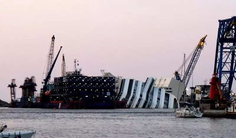 Costa Concordia Tragični kolaps Costa Concordije kod obala Toskane još je jednom pokazao koliko je mala osoba u usporedbi s elementom vode. Najpoznatija katastrofa broda od Titanica zarobila je umove tisuća ljudi. Turisti hrle u Toskanu samo kako bi dobili ekskluzivne slike. Lokalno stanovništvo, u potrazi za profitom, ponudilo je posjetiteljima da se provozaju brodom do ostataka broda - po posebnoj cijeni.