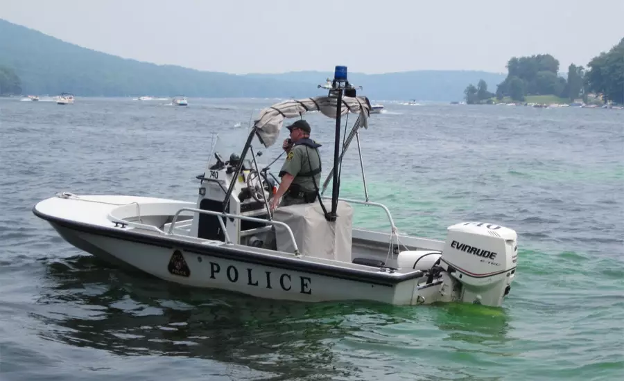 Canal do Panamá Ano da operação especial: 2007 Peso total de confiscados: 20 toneladas Ingredientes: cocaína No início do verão de 2007, oficiais da Guarda Costeira dos EUA notaram um avião suspeito que derrubou vários contêineres grandes sobre as águas do canal. Como resultado de uma verificação rápida, policiais surpresos tornaram-se proprietários de até 20 toneladas de cocaína, cuja pureza permitiu que os traficantes cobrassem o preço de mais de US $ 670 milhões.