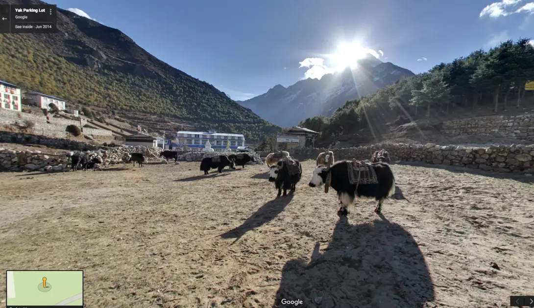 Ing sikil Everest ana pusat dokumenter - lan iki mung salah sawijining papan ing gunung sing bisa dideleng kanthi rinci ing layar monitor sampeyan.