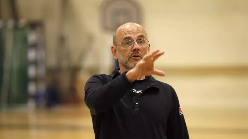 Machen Sie ein umfassendes Training Wer Von: Michael Boyle Berühmt Für: Der Krafttrainer des Boston Red Sox Championship-Kaders. Michael Boyle rät seinen Trainierenden, bei jedem Workout mindestens zwei Übungen an Beinen, Rumpf und Bauch zu machen. Diese gute Formel ermöglicht es Ihnen, Ihre Muskeln die ganze Zeit zu straffen, ohne sie unnötig entspannen zu lassen und gleichzeitig ohne sie zu überlasten.