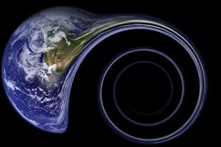 Chupando por un enorme agujero negro Todo es bastante simple aquí: necesitas colocar la Tierra y el agujero negro más cerca el uno del otro. Puede empujar nuestro planeta hacia el agujero negro con la ayuda de motores de cohetes superpoderosos, o el agujero hacia la Tierra. Por supuesto, es más eficaz hacer ambas cosas. Por cierto, el agujero negro más cercano a nuestro planeta está a solo 1.600 años luz de distancia en la constelación de Sagitario. Según estimaciones preliminares, las tecnologías que permitirán hacer esto aparecerán no antes de 3000, además el viaje completo tomará unos 800 años, por lo que habrá que esperar. Pero, a pesar de las dificultades con la implementación, es bastante posible.