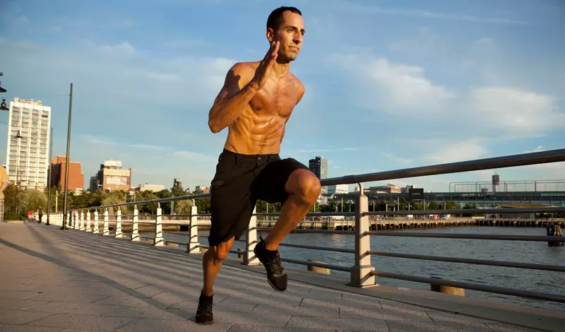 Cvičte komplexně Neustálý trénink ve fitness klubu je už sám o sobě dobrý. Pokud k žehličce přidáte plavání a ranní běhání, pak dosáhnete vynikajících výsledků mnohem rychleji: různorodá zátěž nedovoluje svalům přizpůsobit se, rozvíjející úlevu, vytrvalost a sílu zároveň.