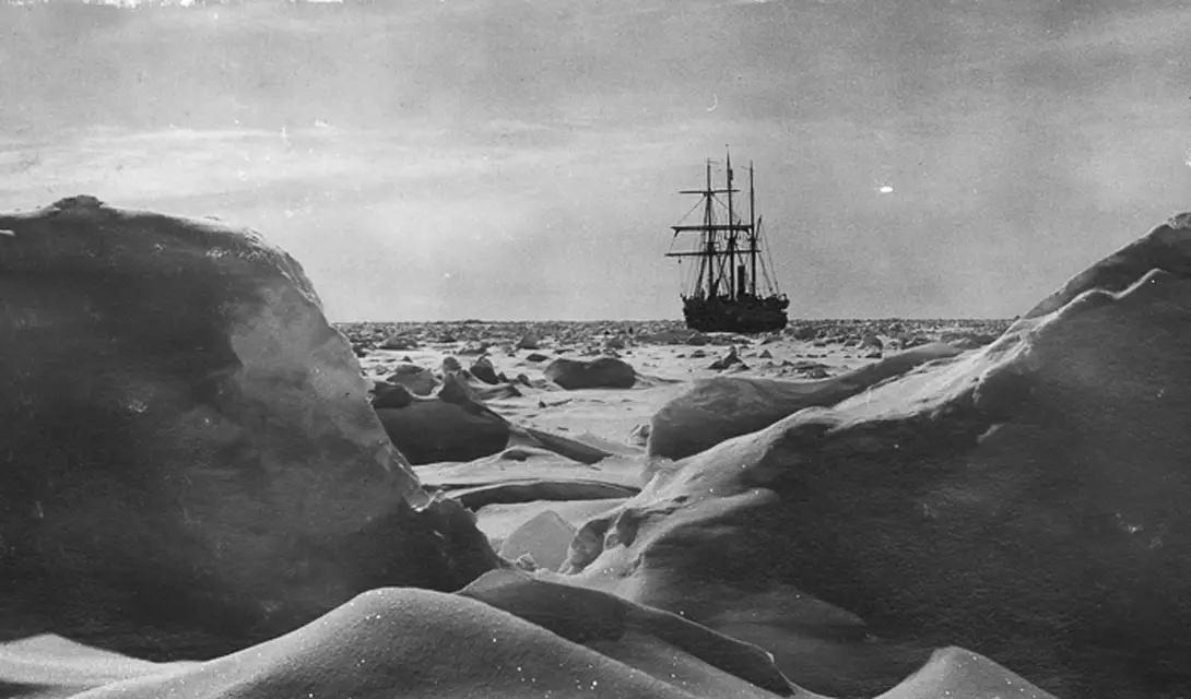 Meli ilisafiri polepole, ikitii mwendo wa barafu. Mnamo Oktoba 27, 1915, Shackleton aliamua kuwa mchovyo hautasimama tena na akatoa agizo la kuondoka Endurance - wakati huu, kwa uzuri.