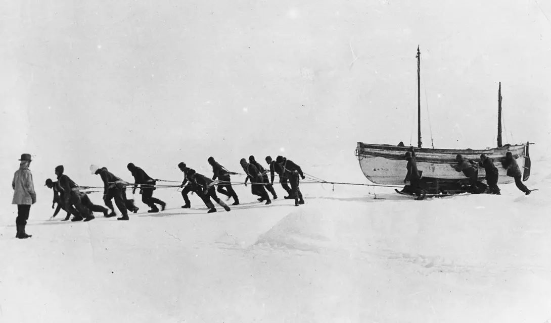 Hrana je nestala vrlo brzo. Osmog aprila 1916. godine 28 ljudi se ukrcalo u čamce za spašavanje i krenulo u potragu za izlazom iz podmuklog lavirinta čopora. Trebalo im je nedelju dana da stignu do Ostrva slonova, kamenite litice na kojoj žive samo pingvini i foke.