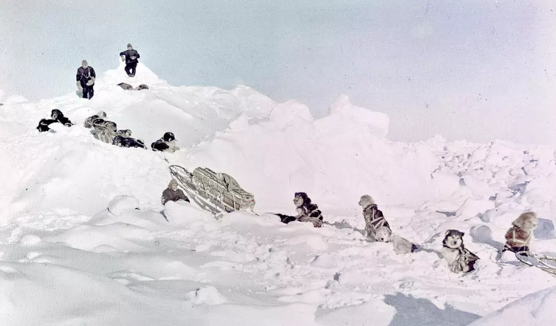 Têgihîştina xetereya birçîbûnê, Shackleton biryar da ku rêwîtiyek rizgarkirinê organîze bike. James Caird ji bo alîkariyê çû, hewteyek xwarinê bi xwe re bir. Her kes tam dizanî ev tê çi wateyê: ger James piştî heft rojan venegeriya, tîm mehkûm bû.