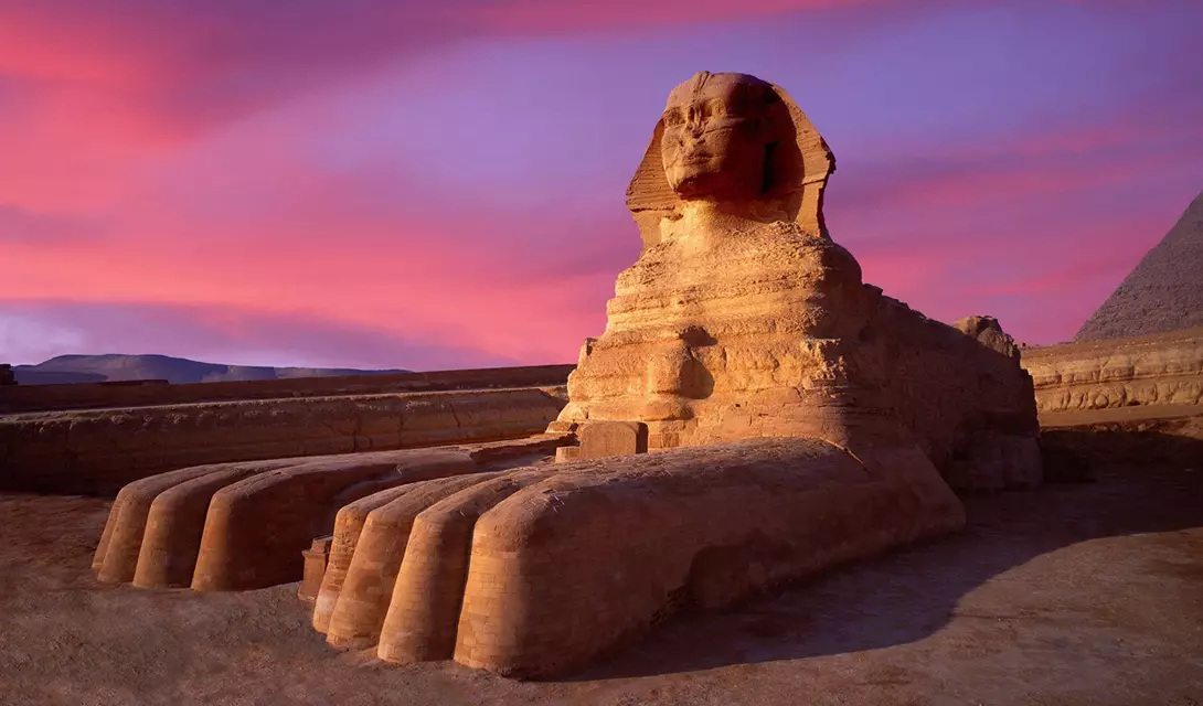 Sphinx Jiki na zaki, kan mutum da hikima mara misaltuwa - haka ne yadda tsoffin mutane ke bayyana sphinx. Shekaru dubu da yawa da suka gabata, wannan halitta ta bayyana a cikin masarrafar Masar. Mafi tsufa kuma sanannen sphinx shine Babban Sphinx, wanda har yanzu ana iya ganin mutum -mutuminsa a Giza. Ya tsaya a nan a matsayin mai tsaron tsoffin kaburbura. Sphinx yana ɗaya daga cikin mafi hazaka a cikin duk halittun almara, wanda aka sani da son tatsuniya. A cewar labari, duk matafiyin da bai iya warware tatsuniyar ba nan da nan sphinx ya cinye shi.