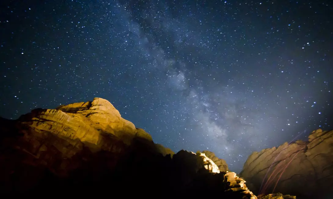 Her sal, li Wadi Rum -ê kûr, festîvalek muzîka hevdem heye, Distant Heat. Organîzator wê wekî Mirovê urnewitandî yê Ewropî bi cih dikin, lê mebest, bê guman, hîn jî ne bes e.