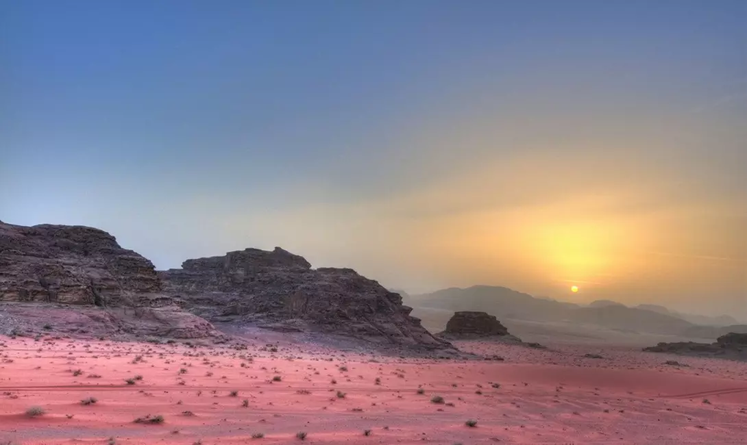 Navê navîn ê Wadi Rum Geliyê Heyvê ye. Dîmenên herêmî, bi bedewiya xweya hişk û çolkirî, bi rastî dişibin heyvê.