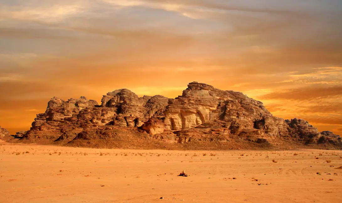 Wadi Rum di sedsala 6 -an berî zayînê de, di encama şikestina qalikê erdê de xuya bû. Pirbûna oazan biyabanê kiriye rêyek bijarte ji bo karwanên ku barhilgiran ji Sûriyê dibirin Filistînê.