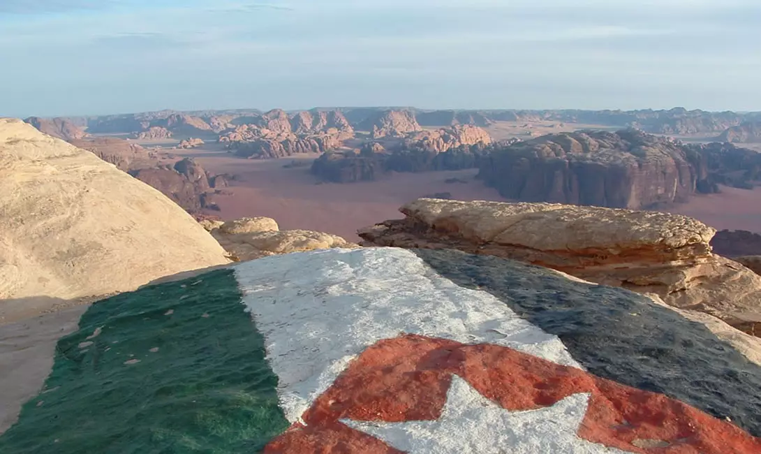 Čia sausa - kaip ir turėtų būti tikros dykumos širdyje. Dieną oro temperatūra Wadi Rum įšyla iki 32 laipsnių šilumos, naktį staigiai nukrenta iki keturių.