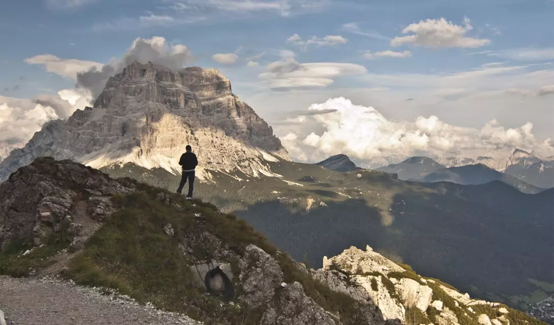 Alta Via 1 Dolomites, Itali Alta Via 1 i çon turistët në një rrugë emocionuese përmes vargmalit Dolomites, liqeneve alpine dhe livadheve të braktisura, të gjelbra. Përgjatë gjithë gjatësisë së shtegut, ka shtëpi të vogla që mund t'i sigurojnë një turisti të lodhur ushqime të nxehta dhe madje edhe një shtrat.