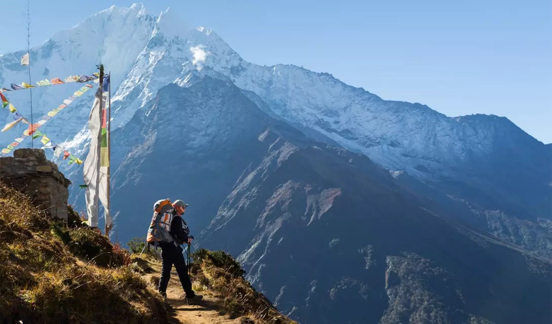 Everest Base Camp, Nepal Jalur menantang di Nepal ini menjulang setinggi 5.426 meter di atas permukaan laut. Pelancong yang berani akan melewati desa asli penduduk setempat, turun ke lembah dan mengakhiri perjalanan mereka di kaki Everest, puncak terbesar di dunia.