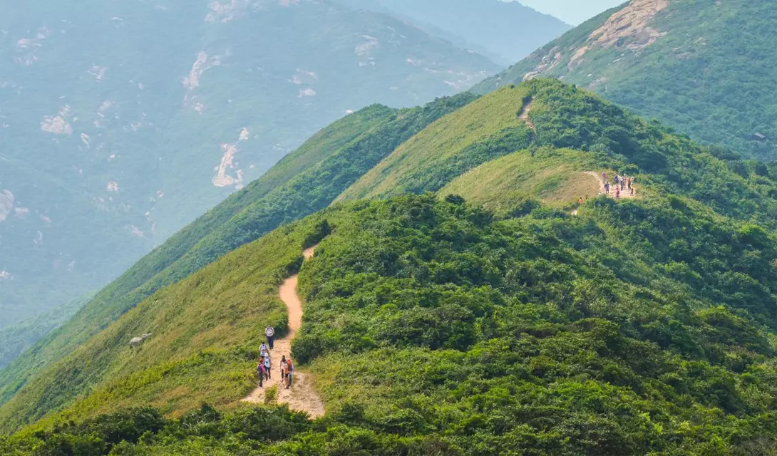 Dragon's Back Hong Kong, China Hong Kong's Dragon's Back Trail siap memanjakan wisatawan dengan pemandangan Tai Long Wan dan Tai Tam yang menakjubkan di Laut China Selatan. Di ujung jalan, yang paling gigih akan dihargai dengan dek observasi Sek'ou, yang menjulang 273 meter di atas permukaan laut.