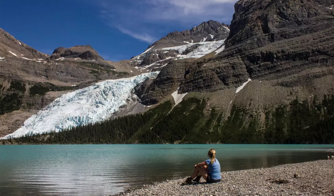 IBerg Lake iRobson Glacier, eBritish Columbia Umkhenkce okwiBerg Lake yindawo yokuqala yale ndlela ilula kodwa intle kakhulu. Ipaki yePhondo yaseBritish Columbia ithatha indawo yeeRocky zaseCanada, idlula kwindawo entle eneengxangxasi, imilambo egqumayo kunye neencopho zeentaba ezinomkhenkce.