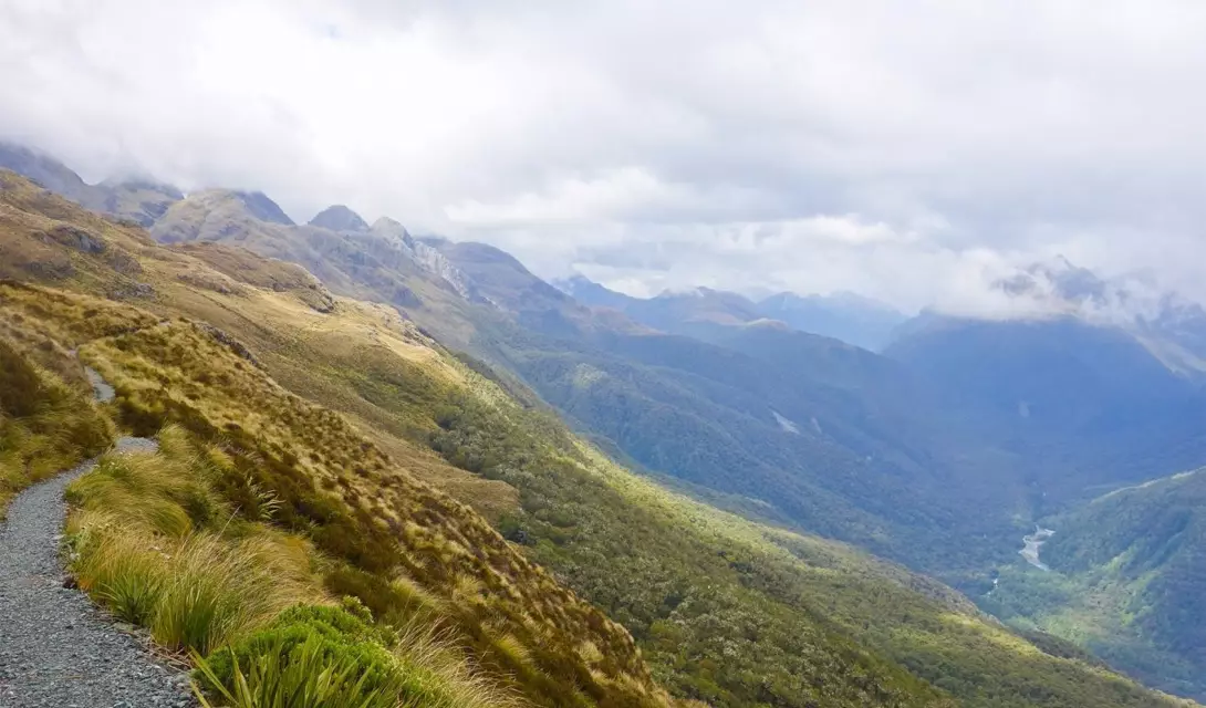 Routeburn Track Hollyford Valley, Nový Zéland Turisté, kteří si vyberou stezku Routeburn na procházku, získají jako odměnu za jejich odvahu a odolnost příležitost pozorovat úchvatné výhledy na horskou scenérii otevřenou do větrných údolí, starověkých vodopádů a alpských jezer .