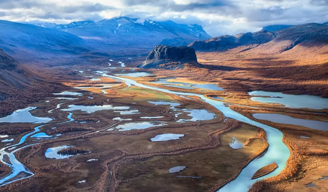 Sarek Trail Jokkmokk, Svíþjóð Það eru fjöll sem rísa til himins í næstum tvo kílómetra, þröngir dalir, eins og þeir séu búnir til af frostormum, og um hundrað jöklar: nóg til að eyða nokkrum dögum á Sarek slóðinni.