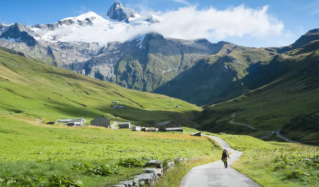 Tour du Mont Blanc Mont Blanc, Sviss Tour du Mont Blanc slóðin liggur yfir Frakkland, liggur í gegnum alpaþorpin á Ítalíu og Sviss, þar sem ferðamenn geta horft á tignarlega Mont Blanc.