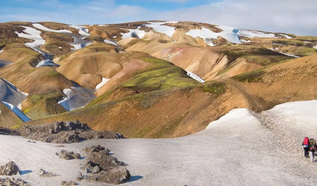 Laugavegurinn Glaciers, Island Z jednoho z islandských dialektů je laugavegurinn v překladu „horký pramen“. Tato trasa pokrývá ohromující krajinu hornatého Islandu, kde unavený turista může s potěšením obdivovat ledovce, sopky a zasmušilé majestátní horské tváře.