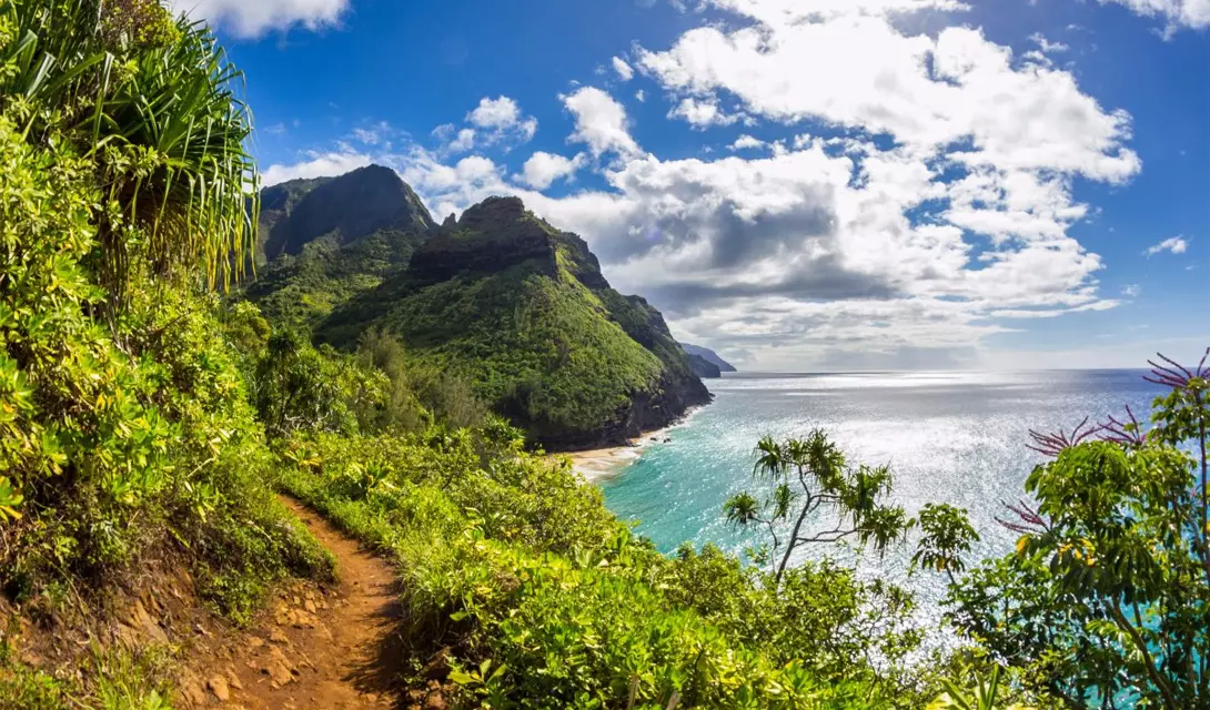 Kalalau Trail Secret Beach, Hawaii Þessi braut er talin ein sú áhugaverðasta á öllum eyjunum. Kalalau slóðin liggur um fimm mismunandi dali, í gegnum regnskóga, sjávarkletta og fallegar strendur og endar í leynilegri vík af hvítum sandi.