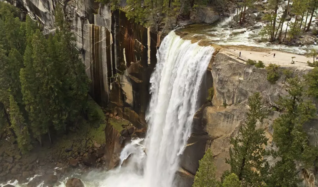 Jalur John Muir Yosemite, AS Jalur John Muir dimulai di Taman Nasional Yosemite, melewati Gurun Ansel Adams, melewati Taman Sequoia dan Pegunungan Whitney.