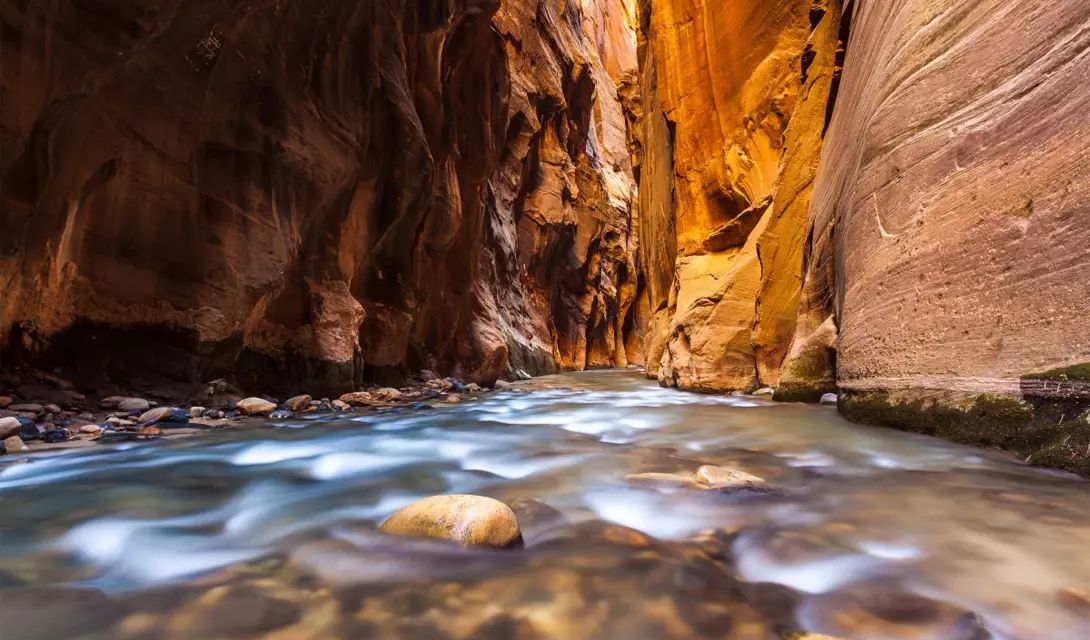 The Narrows Utah, USA Slóðin liggur um Utah, liggur yfir nokkrar ár og snýr aftur í fyrrnefndan Zion þjóðgarð. Þessi slóð er talin frekar auðveld en án undirbúnings er enn ekkert að gera hér.