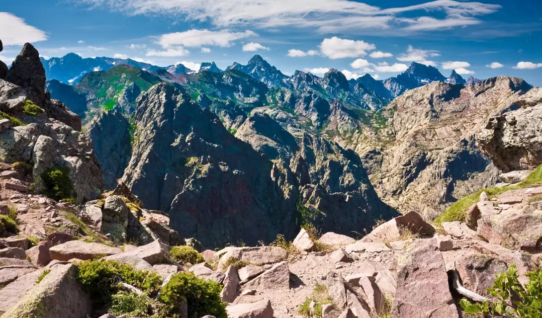 GR 20 Corsica, France GR 20 waxaa loo tixgeliyaa mid ka mid ah waddooyinka ugu adag Yurub. Noocyada kala duwan ee muuqaalka halkan waa mid aad u weyn: dalxiisayaashu waa inay dhex maraan kaymaha, godadka, harooyinka barafka leh, bootooyinka peat, meelaha barafka leh iyo bannaanka. Raadku aad buu u dhagax badan yahay waxaana loogu talagalay dadka lugeeya ee khibradda leh.