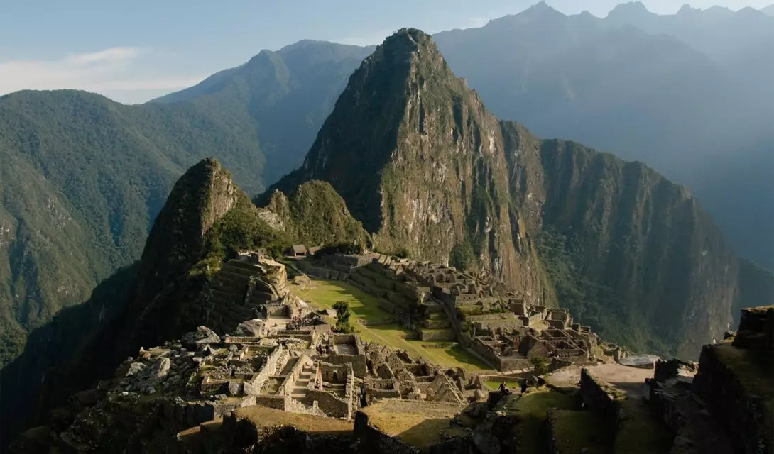 Machu Picchu Inca Trail, Perú Fyrir þá sem eru að leita að spennandi leið til að komast til hinnar fornu Inca borgar, þá er þessi slóð nauðsynleg. Fegursta fjallalandslag, subtropískur frumskógur, rústir - og alvöru Inkar í leiðsögumönnum.