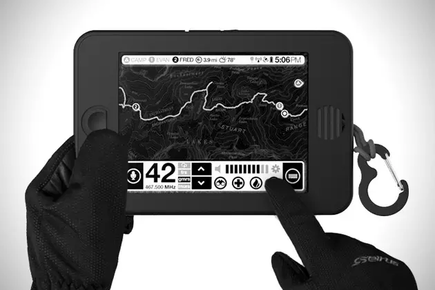 I-Earl Backcountry Survival Tablet: Abenzi bamathebhulethi akwa-Earl bayaqiniseka ukuthi akukho lutho oluphathelene namadivayisi we-Apple ezimweni ezinzima. Ngakho-ke, bahlomisa i-brainchild yabo ngesikrini sokuthinta esingasetshenziswa ngamagilavu, izindlu ezingamelana nokushaqeka nezingangeni manzi, ama-solar panel nezinzwa ezahlukahlukene, kufaka phakathi i-GPS, i-GLONASS, i-barometer, i-thermometer, i-accelerometer, i-gyroscope, i-magnetometer, ibutho lomoya kanye nomswakama womoya. imitha, kanye nesamukeli somsakazo emaqenjini amane. Inkokhelo yelanga, ethatha amahora ama-5, yanele ukusebenza kwamahora angama-20.