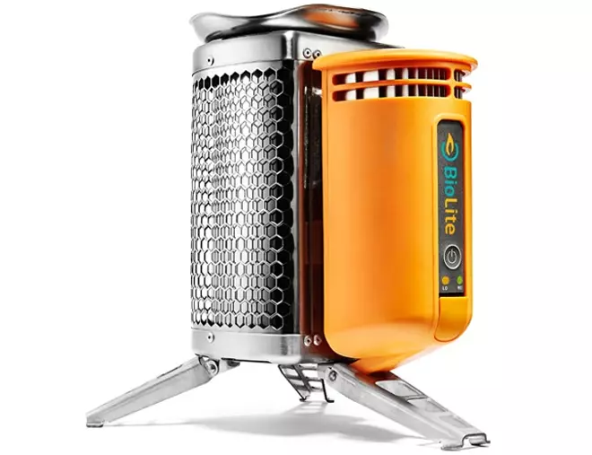 BioLite CampStove. BioLite CampStove- ի մշակողները ապավինել են էներգիայի այլընտրանքային աղբյուրին. Պարզապես դրա մեջ կրակ վառեք, որպեսզի ներկառուցված ջերմաէլեկտրական փոխարկիչը սկսի լիցքավորել ձեր հեռախոսի կամ այլ գործիքի մարտկոցը: Ընդամենը 935 գրամ քաշով BioLite CampStove- ը հեշտությամբ տեղավորվում է նույնիսկ փոքր ուսապարկի մեջ ՝ այս կոմպակտ այրիչը դարձնելով գրեթե իդեալական երկար զբոսանքների համար: