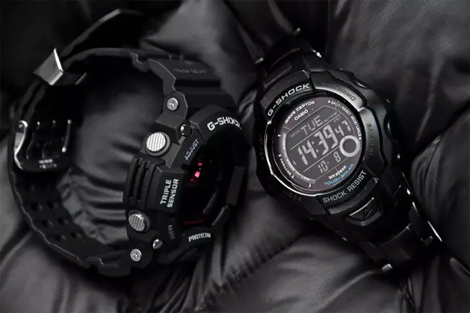 Casio G-Shock Rangeman: O ni ohun gbogbo ti awọn aini iwalaaye ti igba nilo. Ati pe ti a ba n sọrọ nipa iyokù hipster kan (ko si ye lati rẹrin), lẹhinna Rangeman naa fẹrẹ jẹ apẹẹrẹ ti o yẹ nikan. Wọn le ju silẹ, rì omi ati ṣokunkun, wọn le lo lati wiwọn iwọn otutu, titẹ, giga ati iwọn ti ẹda ilẹ -aye tiwọn. giga ati iwọn ti cretinism lagbaye tiwọn. Eyi ni wa nipa kọmpasi naa. Titẹ bọtini kan - ati pe o fẹrẹ to alaye eyikeyi yoo han loju iboju ti o le nifẹ si olufẹ ti gigun gigun lori ilẹ ti o ni inira. Titi di akoko gangan ti Ilaorun. Ni afikun si gbogbo awọn ti o wa loke, iṣọ ti ni ipese pẹlu batiri oorun tirẹ. Awọn ina-ina ti muu ṣiṣẹ pẹlu igbi ti o rọrun ti ọwọ.