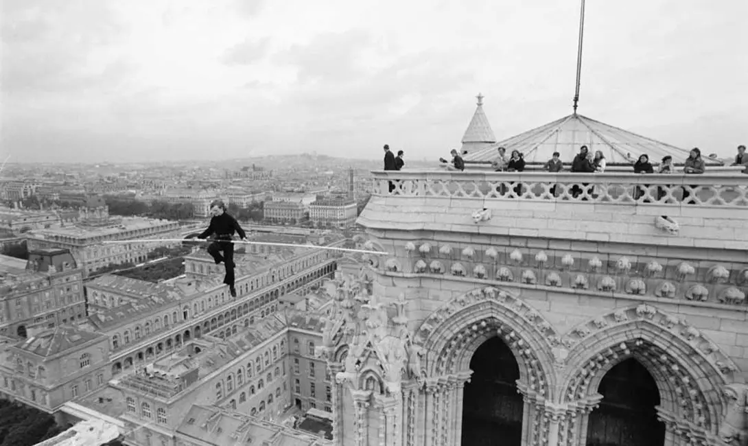 Petit melakukan pertunjukan besar pertamanya di kota asalnya Paris. Berjalan di atas tali di atas Notre Dame de Paris menarik perhatian tidak hanya penonton, tetapi juga polisi. Untungnya, para penjaga sangat terkesan dengan aksi itu sehingga mereka membiarkan Philip pergi dengan tenang.