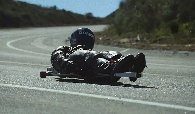 Streetlagging Sport è stato inventato dai pattinatori pigri e completamente pazzi della California: sdraiati sugli skateboard, scendevano ripidi pendii, guadagnando velocità folli. L'eleganza speciale dello street lagging è uscire su un'autostrada trafficata che scende bruscamente e manovrare nel flusso di auto fino alla discesa stessa. In totale, ci sono solo 1200 pro-riders attivi nel mondo, il cui numero, come ci si aspetterebbe, è in costante calo.