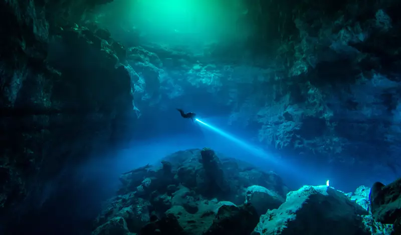 Immersioni in grotta L'immersione in grotta non era originariamente una disciplina sportiva. I ricercatori hanno dovuto immergersi in grotte piene d'acqua per trovare le informazioni di cui avevano bisogno. Appassionati subacquei scendono nel mondo sottomarino chiuso proprio così, per amore dell'arte. Il minimo errore può costare la morte al subacqueo. La situazione è aggravata dall'oscurità che regna sotto terra (e sott'acqua allo stesso tempo) - la rottura della lanterna equivale a una condanna a morte. Più di 700 subacquei muoiono ogni anno in tutto il mondo.