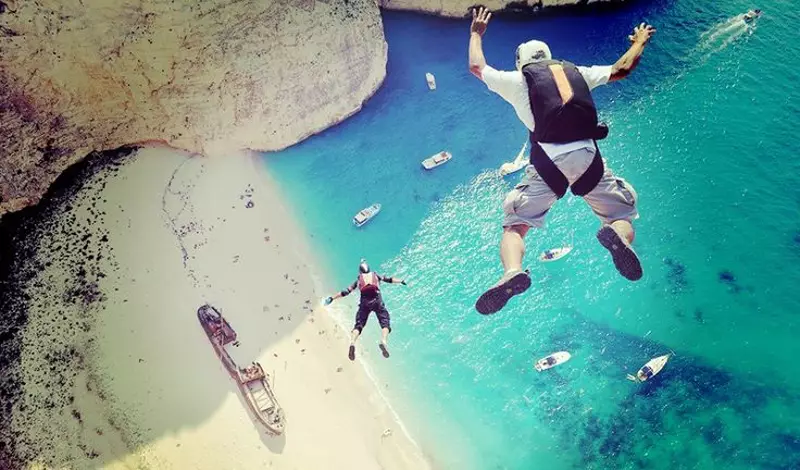 BASE JUMPING BASE JUMPING wordt beschouwd als een extreme sport - maar in feite is het een echte zelfmoordpoging met verzekering. Jumpers rennen de afgrond in vanaf hoogbouw, monumenten, rotsen en andere plekken die absoluut niet geschikt zijn om te parachutespringen. Het is chic om de koepel later te openen - maar zulke kerels zijn zeldzaam, zelfs in deze gekke omgeving.