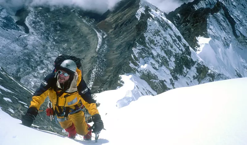 Alpinismo d'alta quota Secondo le statistiche, l'Everest prende ogni sette temerari che si sono avventurati su una salita lunga e difficile. Sulla strada per la vetta, gli scalatori incontrano spesso membri meno fortunati dei gruppi precedenti, congelati a morte. Ipossia, ipotermia, congelamento e polmonite completano il quadro. La minima distorsione può costare la vita allo scalatore: si è seduto per riposare e non si è accorto di come si è addormentato. Solo sull'Everest muoiono più di 200 persone in un anno.