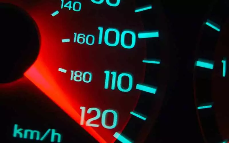 Ärge kiirendage Kiirendamine tühjal teel 120 km / h -ni, muidugi jõuate sihtkohta kiiremini. Kuid kas see kiirustamine tasub gaasikulud ära? Suurel kiirusel peab teie auto ületama palju vastutulevat õhutakistust, millega auto tuleb toime, suurendades pööret minutis ja seega ka energiatarbimist.