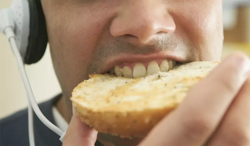 Toit televiisorile Paljud inimesed eelistavad süüa teleri, raamatu või arvutiga. Tegelikult ei ole tegelikult oluline, millise tähelepanu kõrvalejuhtimisega teie aju on hõivatud - oluline on kaotada kontroll selle üle, kui palju te sööte. Tehke tugev tahe ja keskenduge lõuna ajal ainult toidule. Sellised kogemused peaksid näitama, kui kiiresti saate küllastuda, kui miski ei häiri teid.