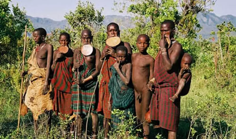 Surma Tribe Etiópia A Kenya, Etiópia és Szudán közötti hegyekben fekvő kis fennsík a világ egyik legfurcsább törzsének otthona. A surmákat csak a múlt század végén találták meg, és még mindig nem hajlandók kapcsolatba lépni a civilizációval. Az őslakosok megjelenése nagyon figyelemre méltó: imádják borotvált fejüket furcsa virág- és botkompozíciókkal díszíteni, alsó ajkukat pedig hihetetlen méretűre nyújtják.