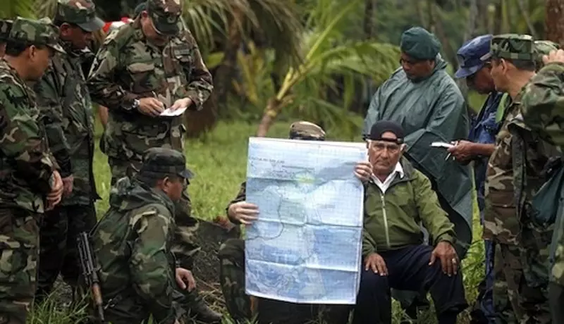 Nanafika an'i Costa Rica i Nikaragoa Antony: Google Maps Aza matoky be loatra ireo mpivezivezy sy sarintany - indrindra rehefa miresaka faritany. Izany dia nahatadidy mafy ny komandy an-tsaha ny iray amin'ireo sampan-draharahan'ny tafika Nikaragoa, Eden Pastor, izay niditra tany Costa Rica hatrany amin'ny 500 kilaometatra. Nahita tsangambato kely niambina niaraka tamin'ny sainan'ny firenena vahiny iray i Pasitera ka nandidy ny miaramilany hanafika ary naka azy tsy nitifitra. Nasandrany ny sainan'i Nikaragoà ary nentiny tamim-pahatezerana ny delegasiona voalohany tany Costa Rica, nanintona ny takelaka misy azy, izay nanehoan'ny Google Maps ny faritr'i Nikaragua. Ny ampitso, nakarina tany amin'ny paositra ny tafika miaramila: nisafidy ny hamory vondron'olona i alina ny pasitera amin'ny alina ary hihemotra mangingina. Tsy nisy vokany izany tranga izany.