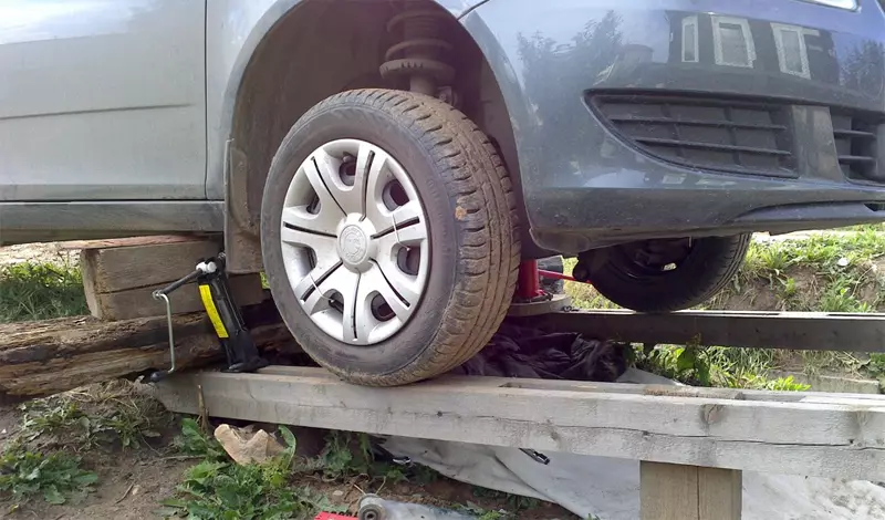 Roues et volant Pour vérifier le jeu des roues, chacune d'elles doit être soulevée et essayer de se balancer, avec le volant bloqué. Le moindre jeu indiquera un dysfonctionnement de la suspension, ou du volant.