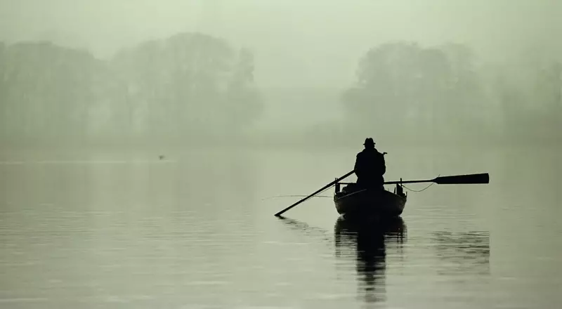 Eensaamheid Baie oorlewendes van skipbreukelinge, wat gedwing is om baie maande sonder menslike kontak deur te bring, het aangevoer dat eensaamheid 'n persoon eenvoudig kan doodmaak. Verveeldheid veroorsaak verwarring, gevolg deur depressie, apatie, verlies aan eetlus en lewenswil in die algemeen. Om dit te vermy, probeer om te konsentreer op die bewustheid om aan 'n groot mensdom te behoort. Verstandelik oefen kan help - selfs grappies maak.