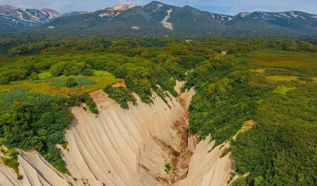 Os cientistas estimam que a erupção vulcânica foi oito vezes maior do que a terrível erupção do Krakatoa em 1883.