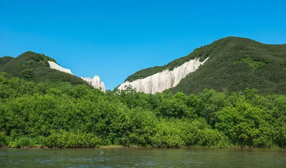 Segundo a lenda, o deus Kutkh viveu aqui, que saiu para pescar em barcos-morcegos. De alguma forma, ele se esqueceu de arrastá-los para o celeiro e os barcos se transformaram em pedra - descobriram que eram Kutkhins Baty.