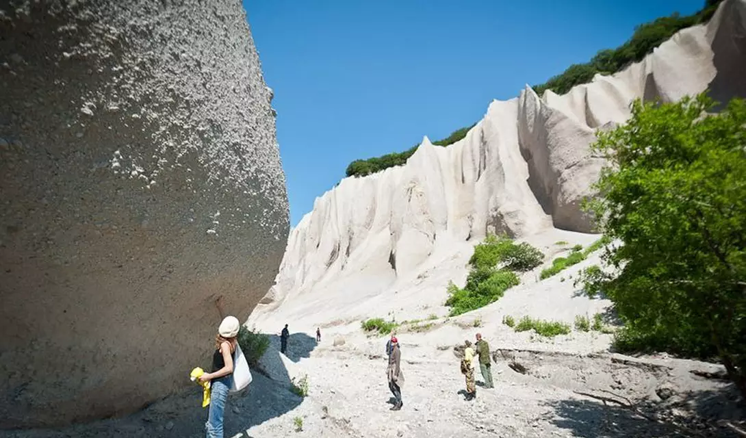 Outra atração está localizada nas proximidades: o Vale da Pedra-pomes é formado por uma rocha vulcânica porosa e muito leve formada durante o resfriamento da lava.