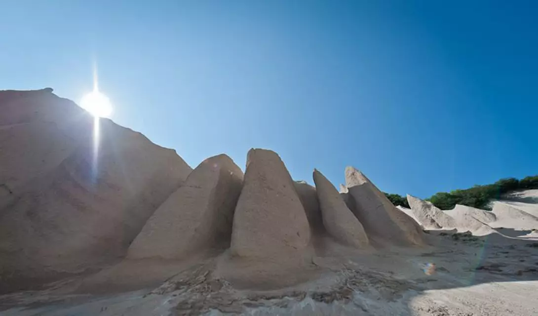 La suno malofte varmigas la malvarmajn bordojn de la Kurila Lago. Ne malproksime de ĉi tie estas la aktiva vulkano Iljinskaja Sopka.