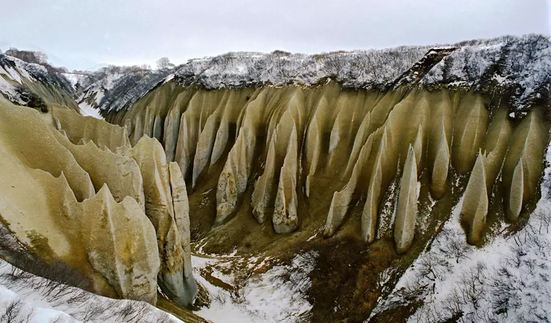 A pedra-pomes congelada realmente se parece com barcos armados com os arcos para cima. Essa semelhança fugaz foi o suficiente para os habitantes locais formarem um épico completo associado ao deus Kutkha.